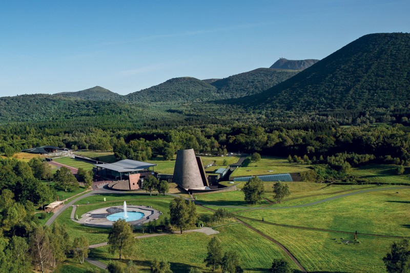 Séjour à Vulcania : entrée au parc, hébergement et petit dej
