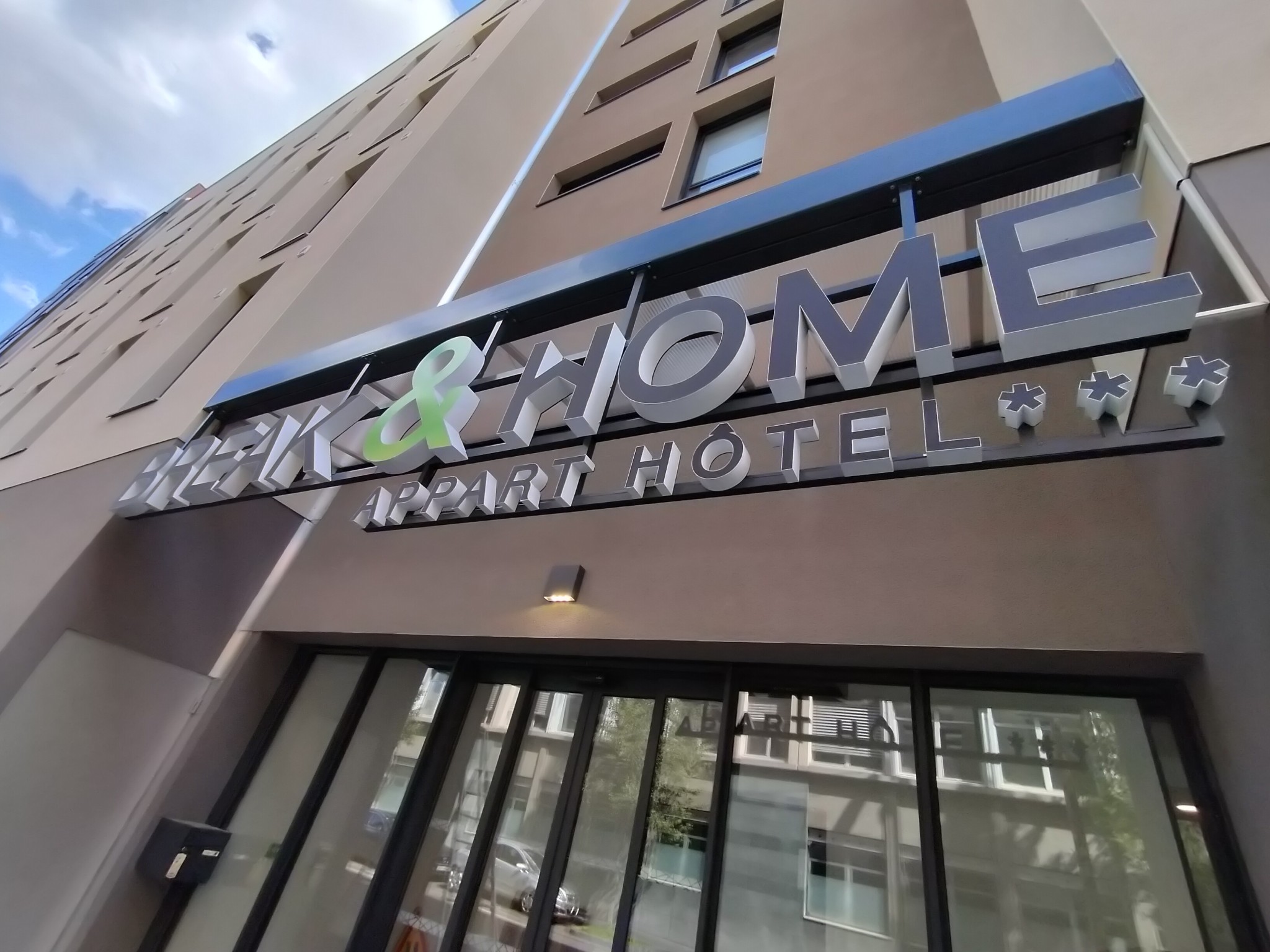 HOTEL BREAK AND HOME